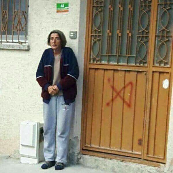 kapısında kırmızı çarpı işareti olan evler - uludağ sözlük